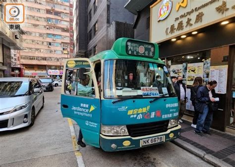 油麻地男子捱小巴撞捲車底 七旬司機涉危駕被捕｜即時新聞｜中港台｜oncc東網