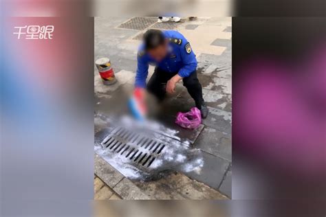【安徽】城管用洗衣粉洗下水道被指作秀 知情人：下水道周围有油污