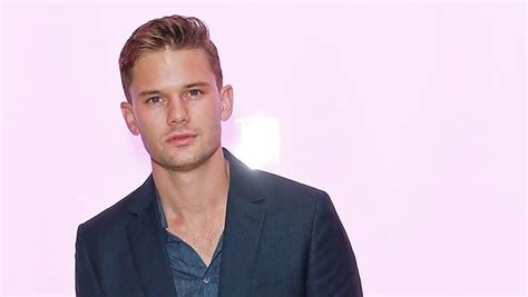 Jeremy Irvine Deve Viver Lanterna Verde Gay Na HBO Guia Gay Salvador