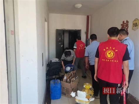 保障生命通道畅通，武湖街城管路长集中清理楼道杂物居民社区整治