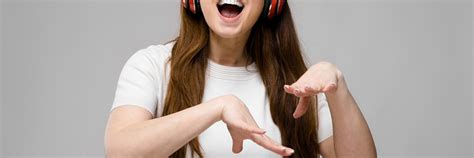 헤드폰 스튜디오 카메라에 음악을 듣고 보고에 서 있는 선글라스에 감정적인 아름 다운 행복 더하기 크기 모델의 초상화 T 셔츠에