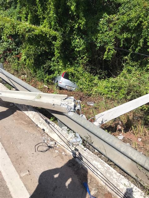 Motorista Perde O Controle Do Carro Derruba Dois Postes E Sai Da Pista