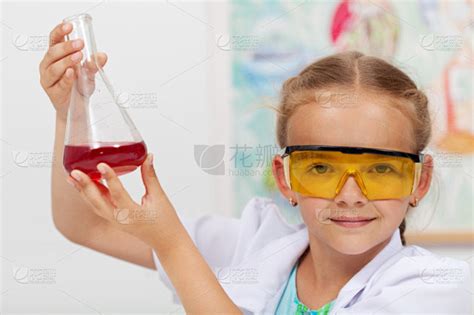 年轻女孩检查化学实验结果