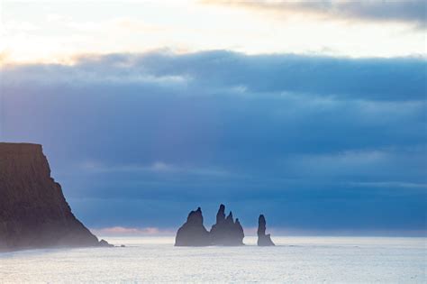 Reynisdrangar Reynisfjar 해변 검은 모래 바위의 유명한 현무암 바다 스택을 Vik 아이슬란드 남부에 있는