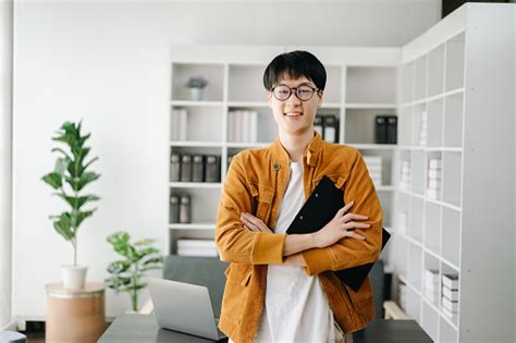 노트북과 태블릿을 타이핑하는 잘생긴 아시아 비즈니스 여성 현대 사무실의 테이블에 놓여 있다 남자에 대한 스톡 사진 및 기타 이미지 남자 노트북 아시아 Istock