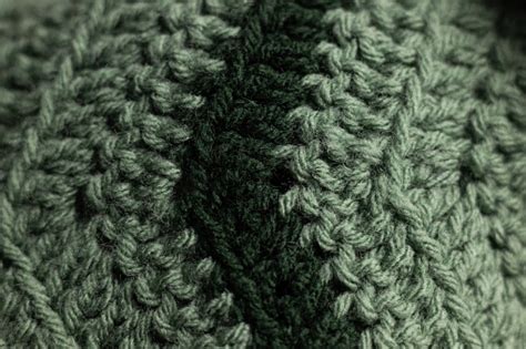 할머니의 세이지 그린과 헌터 그린의 클로즈업 더블 크로셰 뜨개질 담요 화살표 또는 포인트 뜨개질 또는 니트 할머니의 집 평면도에서 바느질 턴 또는 코너 스티치 0명에 대한