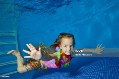 어린 소녀 아무것도 수 중 바닥 근처 수영장에 파란색 배경에 팔 뻗은 고 카메라를 보고 초상화입니다 수 중 촬영 가로 방향 건강한 생활방식에 대한 스톡 사진 및 기타 이미지