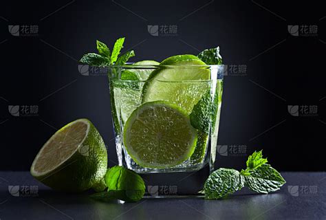 酸橙和薄荷叶的鸡尾酒