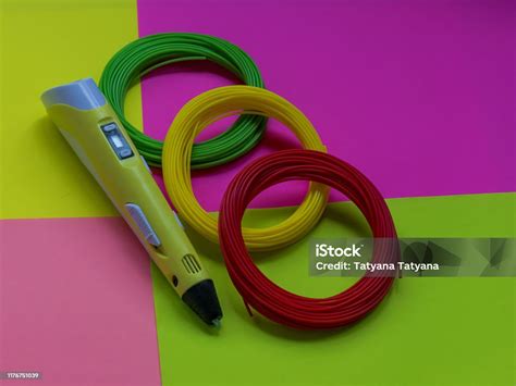 플라스틱으로 만든 3d 펜과 예비 부품은 다채로운 배경에 놓여 있습니다 3d 펜용 플라스틱 어린이를 위한 현대 기술입니다 N 3차원 형태에 대한 스톡 사진 및 기타 이미지