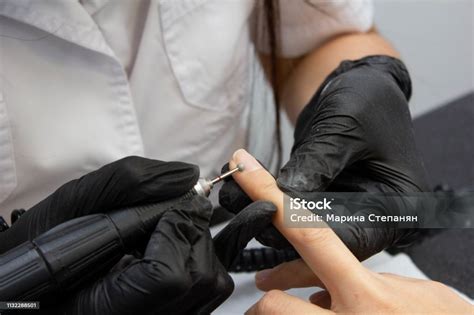 매니큐어 과정 한 여성이 여자의 손과 손톱에 작용 합니다 클로즈업 가꿔주기에 대한 스톡 사진 및 기타 이미지 가꿔주기 매니큐어 미용술 매니큐어 화장품 Istock