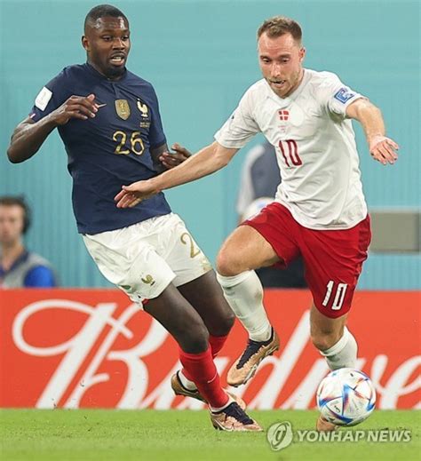 드리블 하는 크리스티안 에릭센 네이트 스포츠