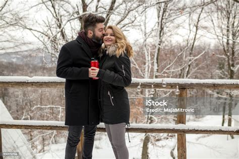 사람 계절 사랑 및 레저 개념포옹과 겨울에 야외에서 웃 고 행복 한 커플 12월에 대한 스톡 사진 및 기타 이미지 12월 1월 2명 Istock