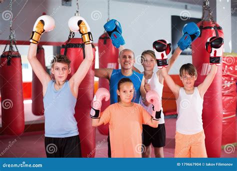 Chicos Y Chicas Posando En Posición De Lucha En El Gimnasio De Boxeo Foto De Archivo Imagen De