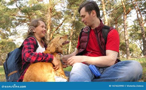 Gl Ckliche Familie Mit Einem Hund Und Kindern In Einem Camping Ausflug Sorglose Jugendliche Mit