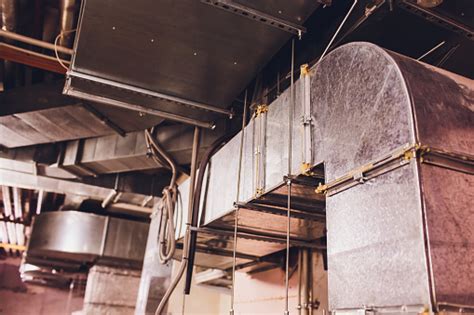 엔지니어링 네트워크의 누워 환기 파이프 건물의 에어컨 파이프 설치 기술 바닥 케이블 네트워크의 유지 보수 건설 산업에 대한 스톡