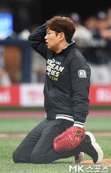 장성규 `시구하고 털썩` Mk포토 Mk스포츠