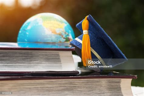 대학원 또는 교육 지식 연구 해외 개념 학습 미국 지구 세계 모델 세계지도 다시 학교로 캠퍼스의 도서관 방에 블러와 함께 오프닝 교과서에 파란 졸업 모자 공부에 대한 스톡