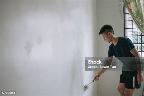 아시아 중국 의 십대 소년 그림 그의 침실 일몰 동안 아파트 개조 리노베이션에 대한 스톡 사진 및 기타 이미지 리노베이션