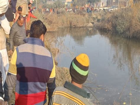 Big Accident In Hapur Car Stuck In Pond Four People Died यूपी के हापुड़