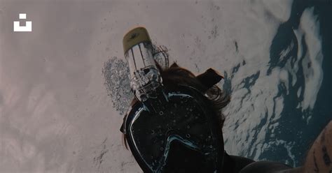 검은 색과 파란색 다이빙 고글과 검은 색 고글을 입은 사람 사진 Unsplash의 무료 회색 이미지