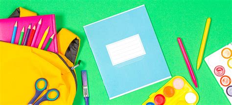 학교 개념으로 돌아갑니다 녹색 배경에 학교 용품 및 노트북노란색 배낭 맨 위 보기 0명에 대한 스톡 사진 및 기타 이미지 0명 9월 가방 Istock