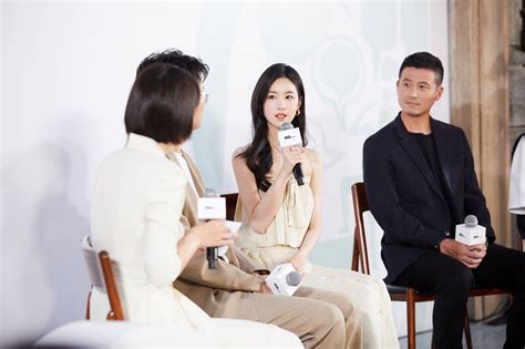 陈都灵穿抹胸吊带裙出席活动 灵动可爱娇小温柔 搜狐大视野 搜狐新闻