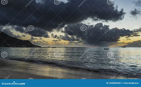 Sonnenuntergang Am Tropischen Strand Stockfoto Bild Von Markiert