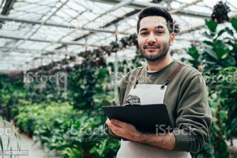 온실에서 일하는 남성 잘 생긴 꽃집 재고 확인 고객 주문 받기 제품 판매 중소기업 운영의 일상 25 29세에 대한 스톡 사진 및 기타 이미지 Istock