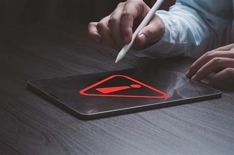 Empresário Usando Tablet Com Sinal De Aviso De Advertência De Triângulo