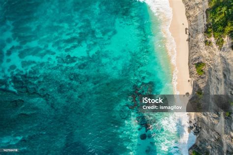 절벽이있는 바위가 많은 해변의 공중 무인 항공기 탑 뷰 샷 인도 바다 해안 텍스트 공간을 복사합니다 자연과 여행 배경 아름다운 자연 여름 휴가 여행 개념 파도와 모래 0명에