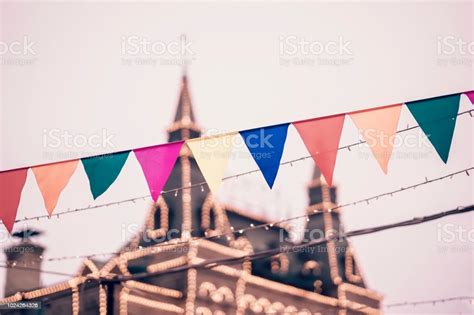 삼각형 모양 다채로운 플래그 궁전 하늘에 대 한 페 넌 트의 화 환 거리 휴일입니다 현대적인 배경입니다 페스트 해피 뉴가 어