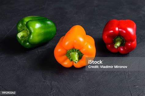 녹색 오렌지 붉은 피망 검은 색 배경입니다 맨 위 보기 텍스트의 공백입니다 0명에 대한 스톡 사진 및 기타 이미지 0명 3