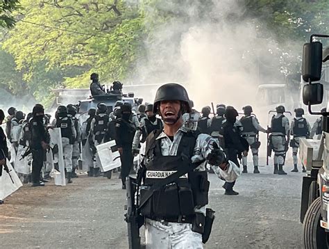 Pobladores Sometidos Por Cárteles Se Enfrentan Con El Ejército En La