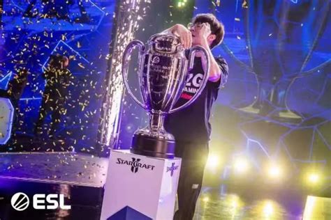 纪录李培楠夺得星际争霸2世界冠军Miss哭了 星际争霸2 Miss 电竞 新浪新闻