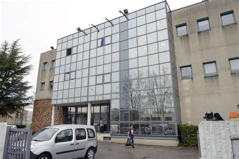 Un Centre Daccueil Durgence Dans Les Anciens Locaux Du Bijoutier Jean