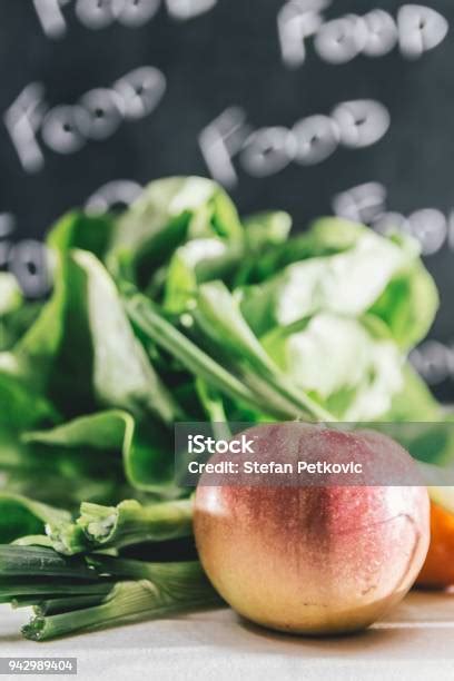사과 하 고 배경 흐리게 상 추입니다 Vegans에 대 한 완벽 한 식사입니다 그것은 건강의 계정에 걸릴 해야 합니다 건강한
