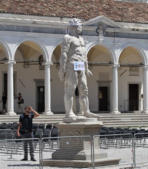 Bendate Le Statue Di Ercole E Caco La Protesta Di Extinction Rebellion