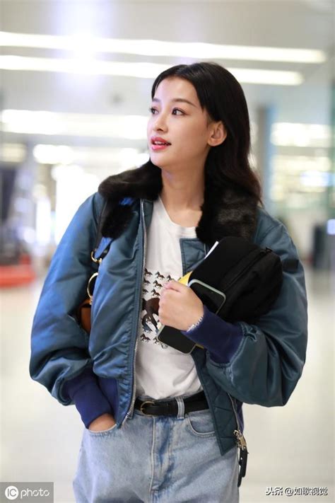 孫怡現身機場，衣著時尚帥氣舉止嬌俏婀娜，還擺出呆萌可愛表情 每日頭條