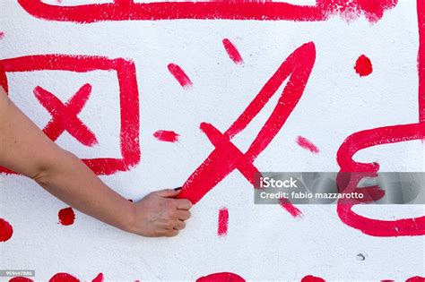 붉은 비 수를 유지 하는 척 하는 밀라노 이탈리아2018 년 4 월 28 일 손 검에 대한 스톡 사진 및 기타 이미지 검