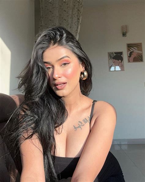 Shambhavi Singh Is Thirst Trapping With Her Heavy Cleavage