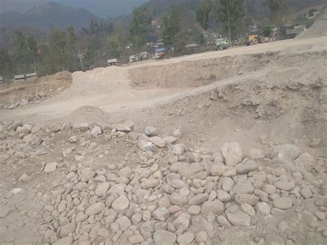 मकवानपुरगढीमा क्रसर उद्योगको दोहनः जमिन भासिनेगरी उत्खनन् पालिकालाई