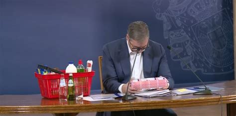 Parizer Vučićev Simbol Praznih I Neispunjenih Obećanja Udruženi
