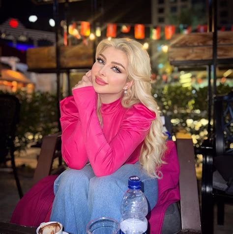 اشرايكم بصوتي زينة العنزي Zeina Al Enezi Facebook