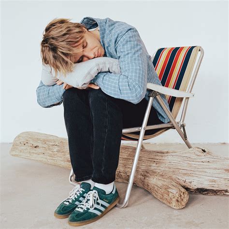 Review Take A Minute Chris Noah