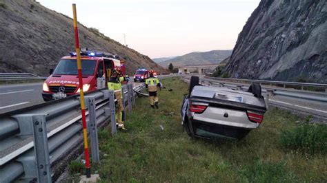 La Conductora De Un Coche Accidentado En La A6 Es Trasladada Al