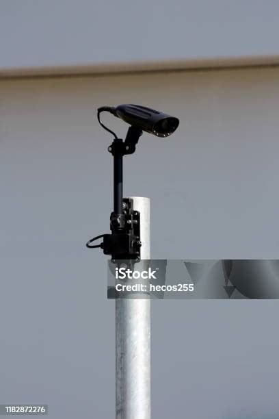 단일 케이블로 연결되고 강력한 금속 기둥 위에 장착된 현대의 검은색 폐쇄 회로 Tv Cctv 교통 카메라 0명에 대한 스톡 사진