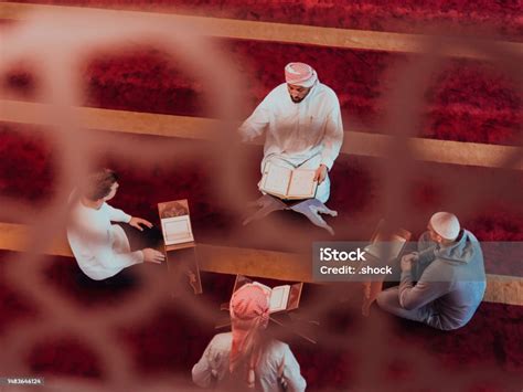 라마단의 무슬림 휴일 동안 현대 모스크에서 꾸란의 거룩한 책을 읽는 무슬림 그룹 Eid Mubarak에 대한 스톡 사진 및 기타