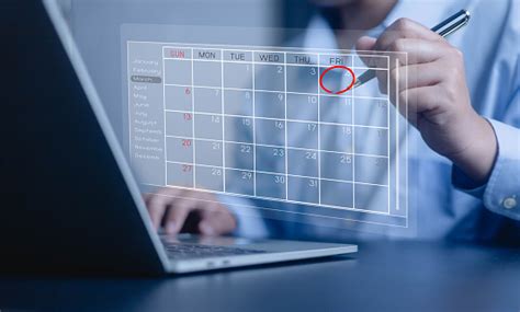 일정을 표시하는 사업가 랩톱 컴퓨터를 사용하는 사업가는 캘린더 프로그램을 만들고 활동 및 이벤트 플래너를 Rganize 및 예약하고 캘린더 페이지는 흰색 배경 스케줄러 날짜