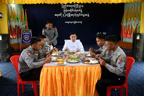 ရခိုင်ပြည်နယ်ဝန်ကြီးချုပ် ဦးထိန်လင်း ရဲတပ်ဖွဲ့ဝင်များနှင့် အထူးနေ့လယ်စာ