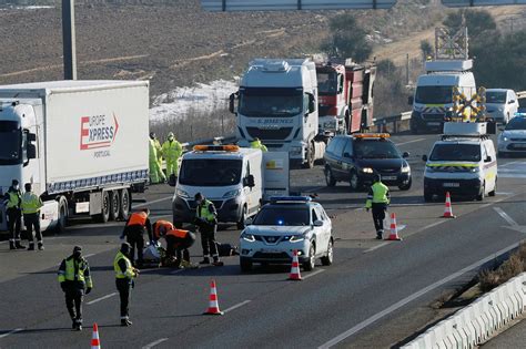 Tres Camioneros Mueren Atropellados Cuando Apagaban Un Incendio En El